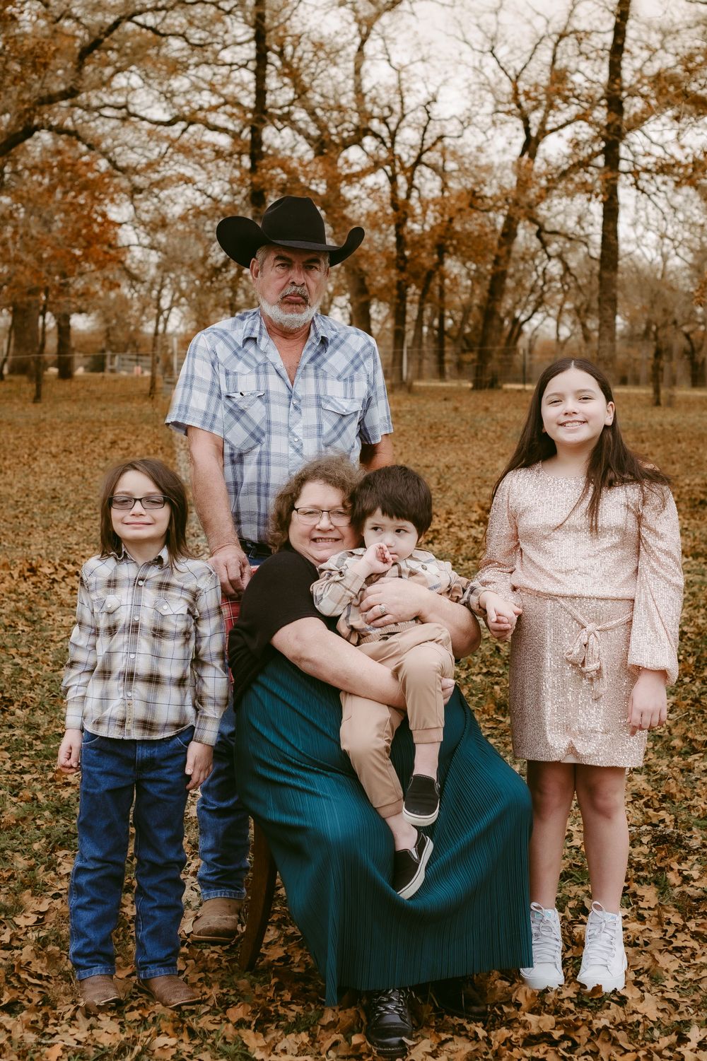 A Beautiful Fall Foliage Extended Family Session in Seguin, Texas ...