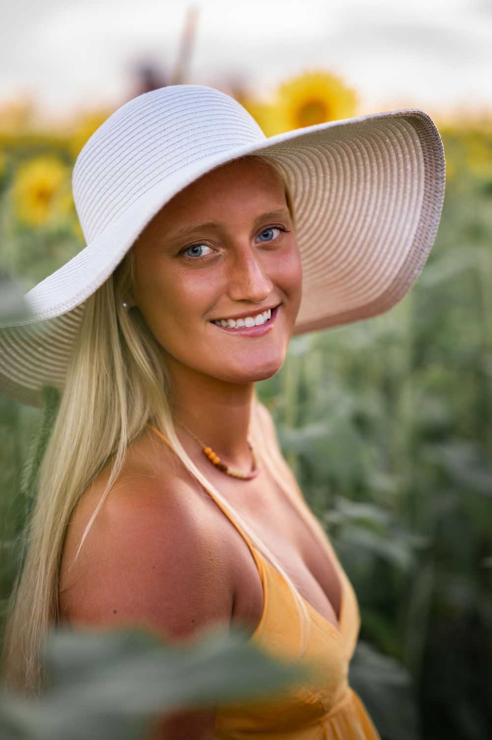 Emma's Senior at the Sunflower fields - Holly Schell Photography Senior and Family photographer