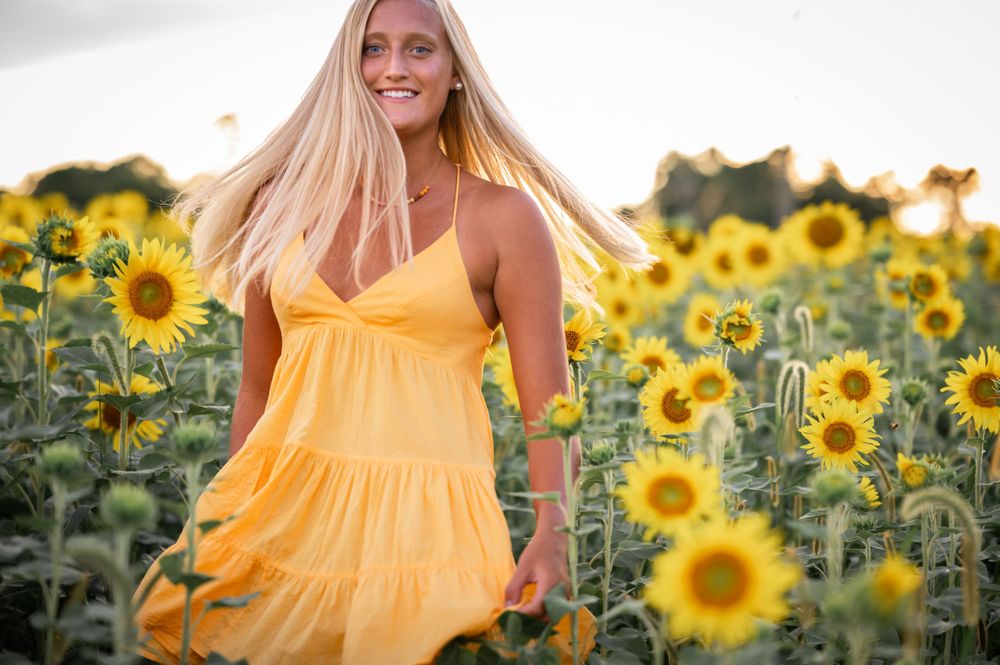 Emma's Senior at the Sunflower fields - Holly Schell Photography Senior ...