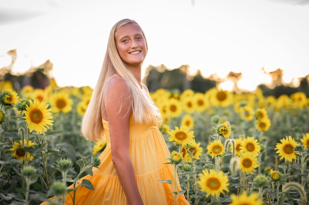 Emma's Senior at the Sunflower fields - Holly Schell Photography Senior ...