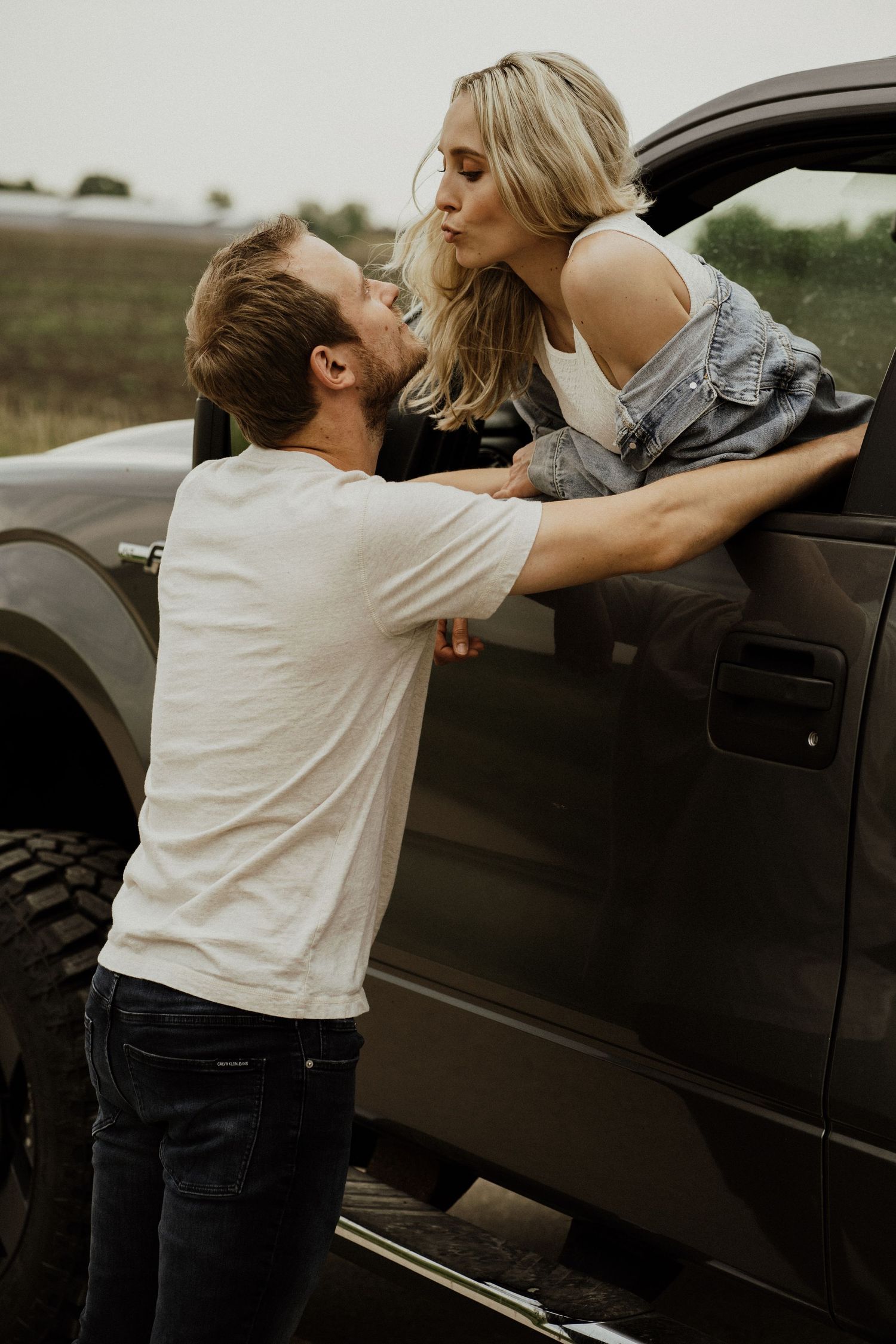 contact - Tay Rae Photo