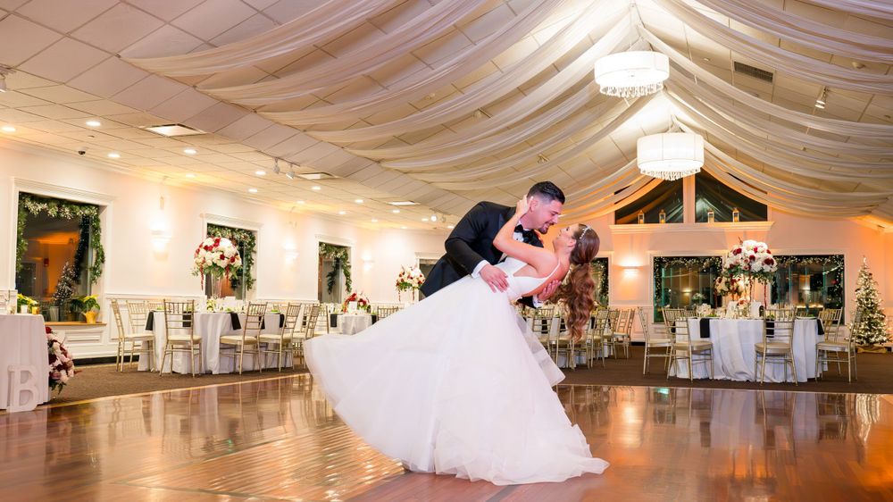 The Perfect Wedding Kiss: A Step-by-Step Guide on How to Nail the Dip ...