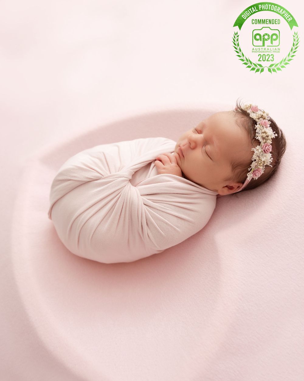 Newborn - Figure 8 Photography - by Genevieve Jurgens