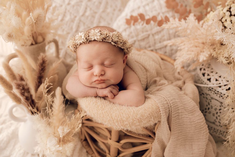 Newborn - Figure 8 Photography - by Genevieve Jurgens