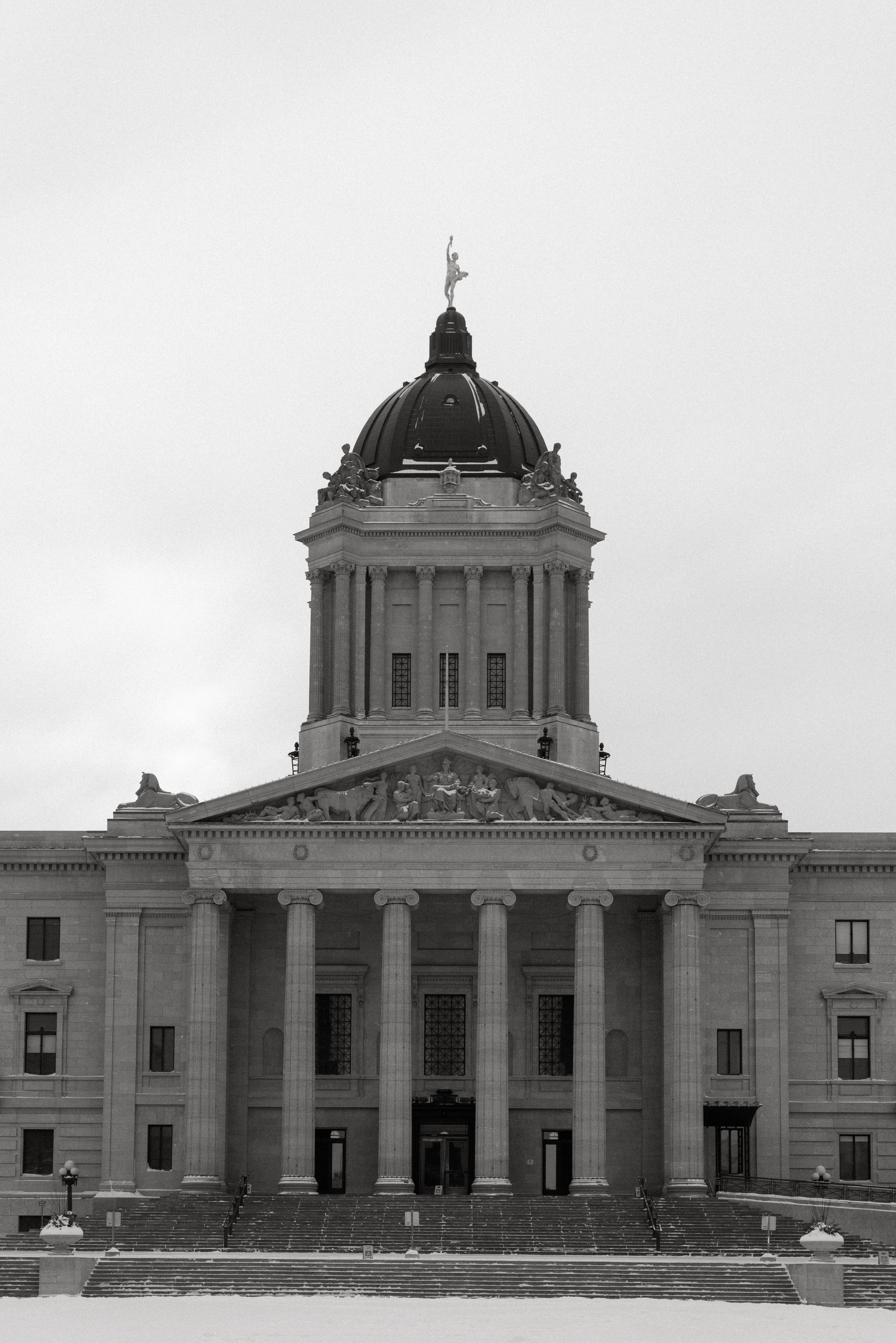 ELOPE AT CITY HALL IN WINNIPEG, MANITOBA - Bennett Murphy Photography