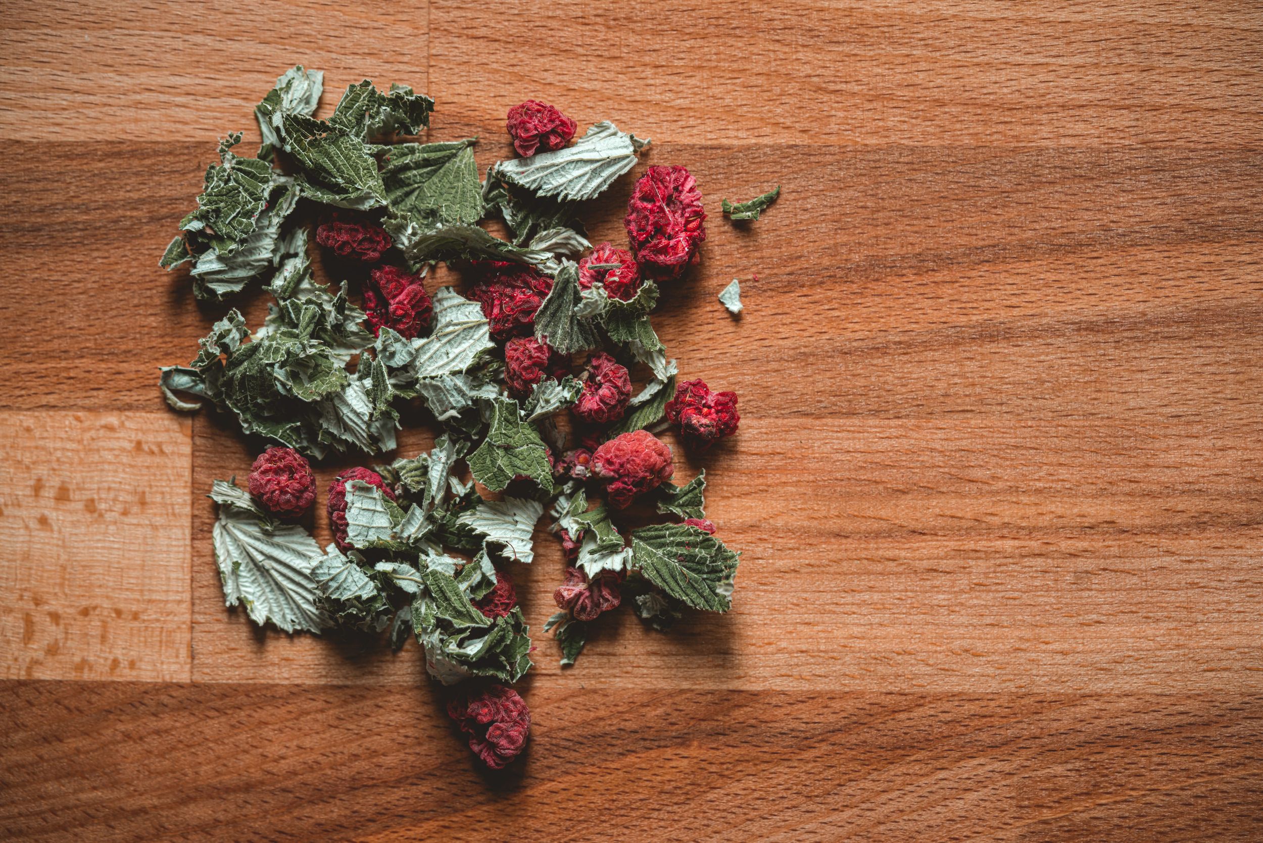 Recipes: Raspberry Leaf Tea - The Grizzly Forager: The Definitive Guide ...