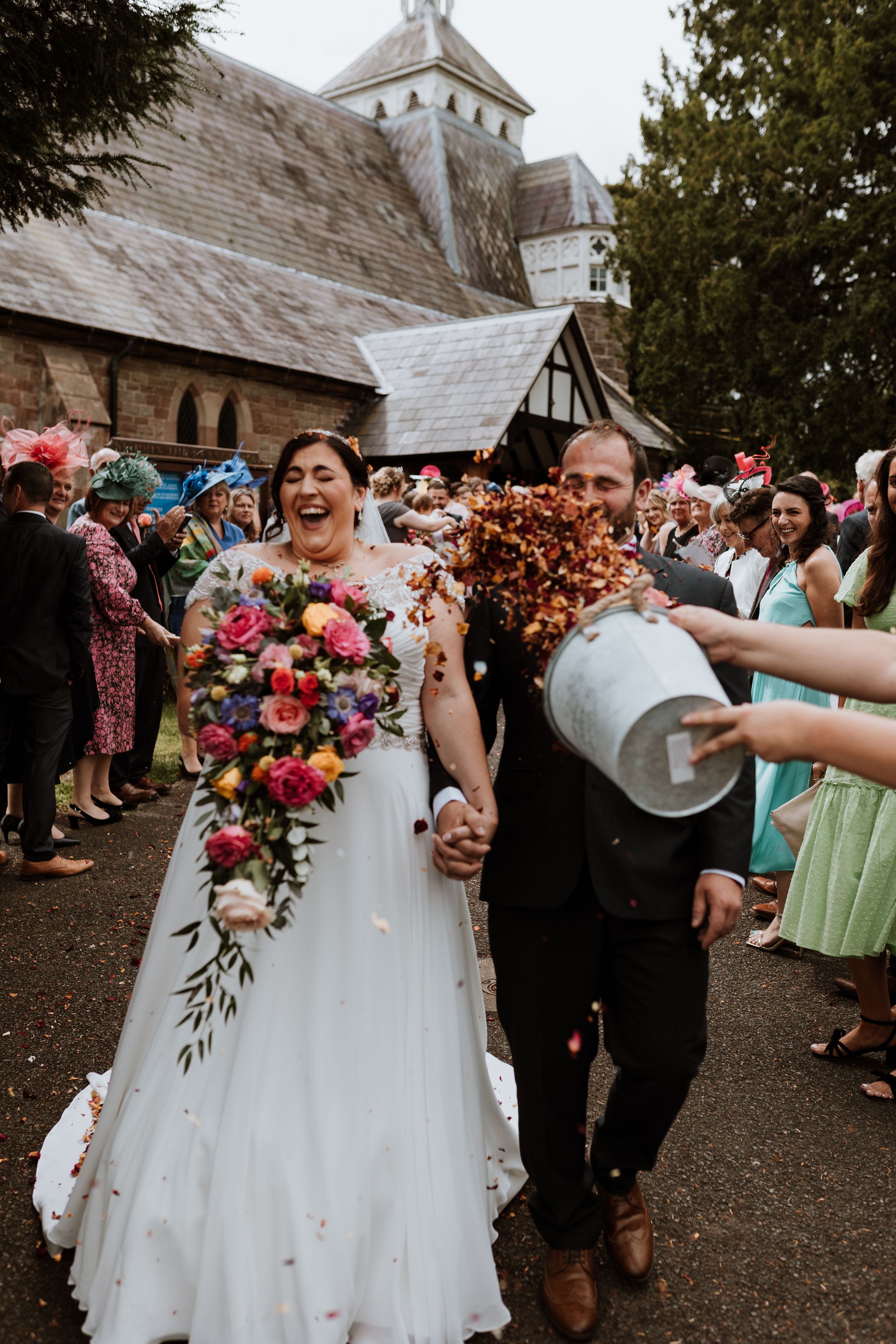 Nailing the Perfect Confetti Throw: Tips and Tricks for a Picture ...