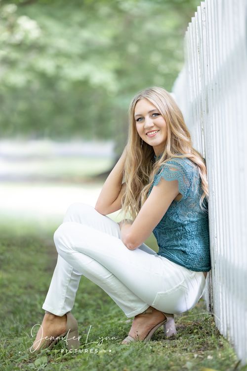 38 Creative Senior Picture Ideas for Girls