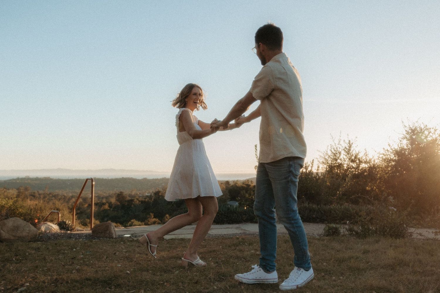 Picture-Perfect Style: 7 Tips on What to Wear for Your Engagement Photo ...