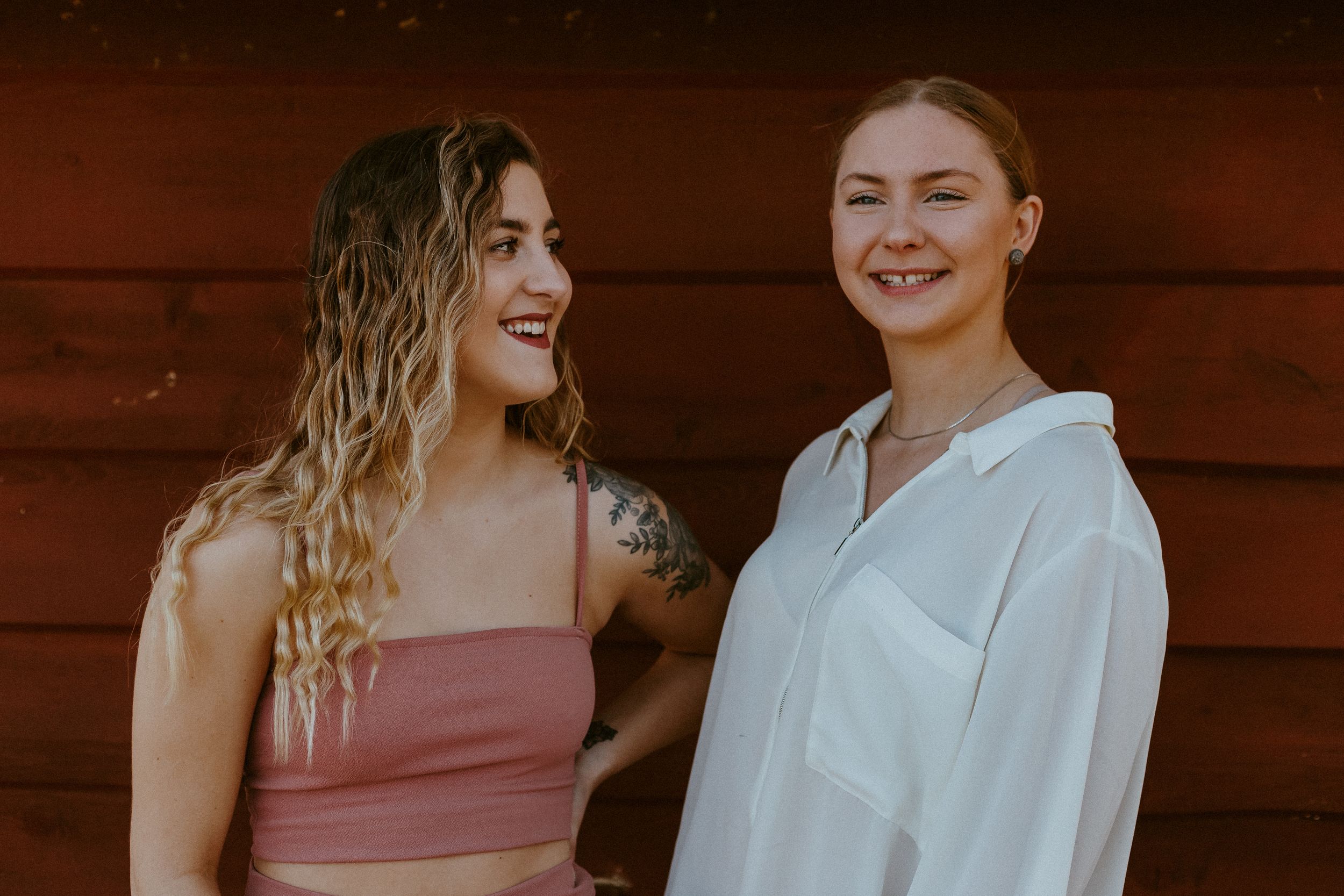 Emily & Jessica - Regina, Saskatchewan Best-friend Photoshoot - Alyssa ...