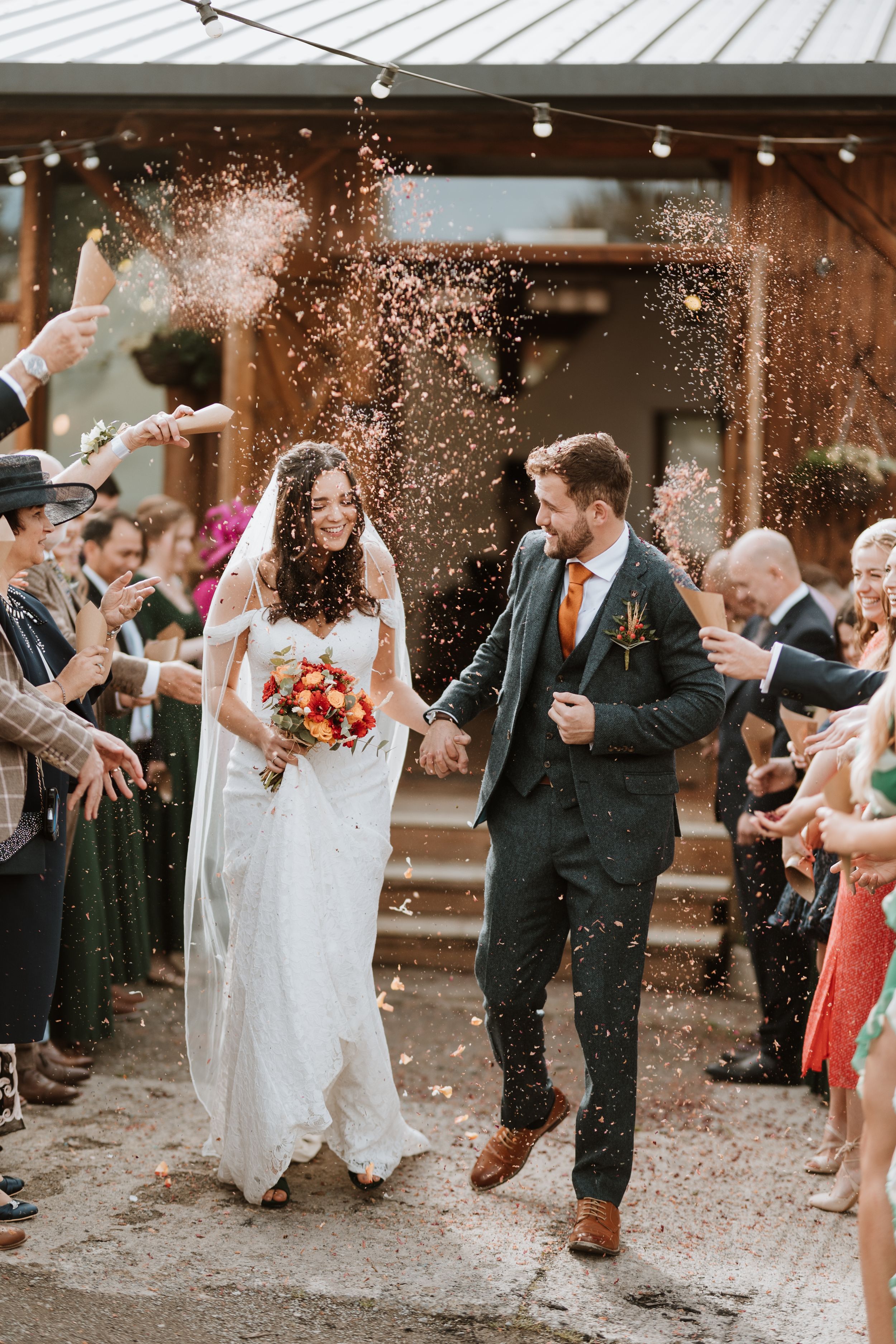 Nailing the Perfect Confetti Throw: Tips and Tricks for a Picture ...