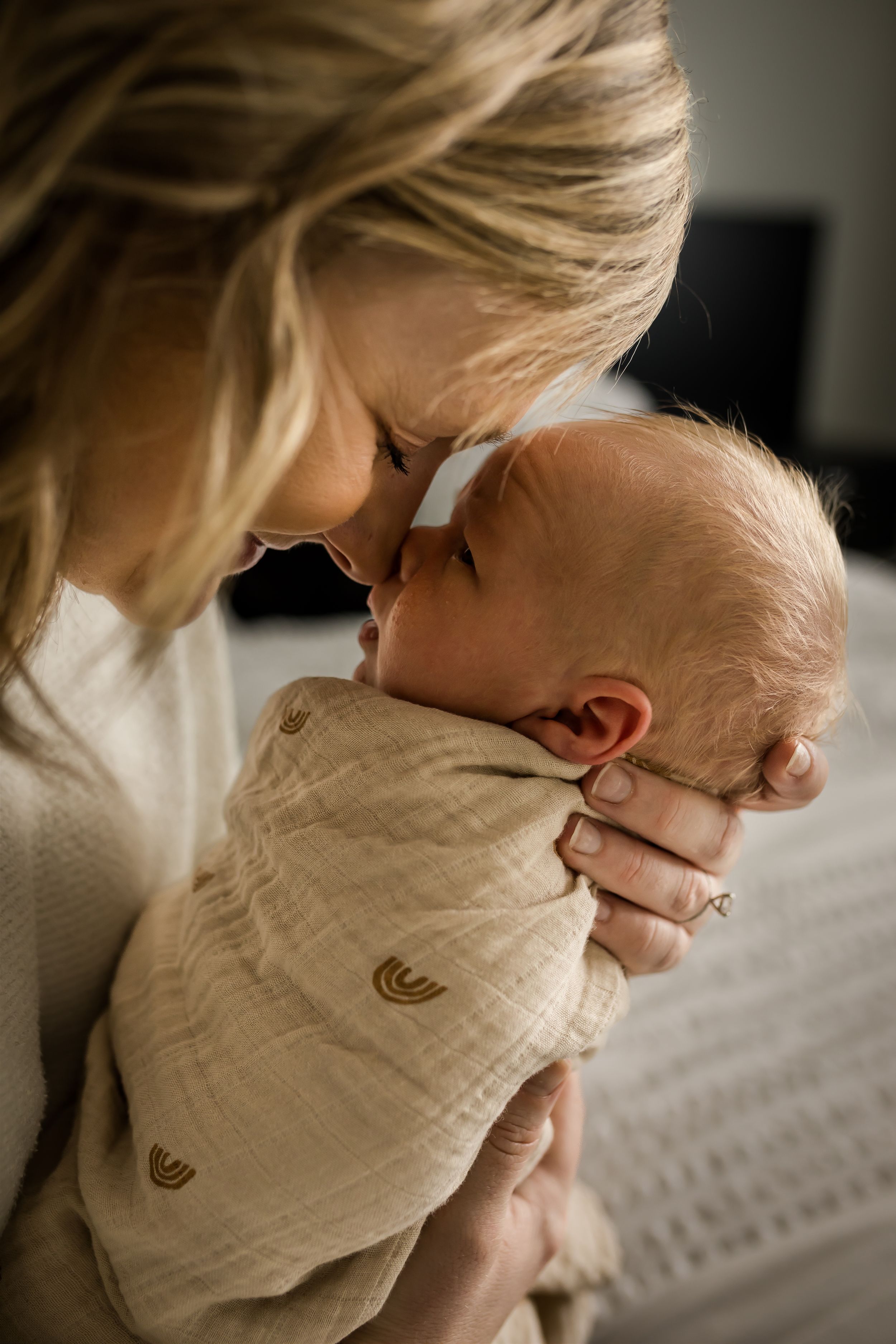 Casual & Neutral In-home Lifestyle Newborn Photos | Calgary Lifestyle ...