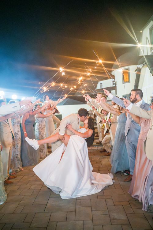 The Perfect Wedding Kiss: A Step-by-Step Guide on How to Nail the Dip ...