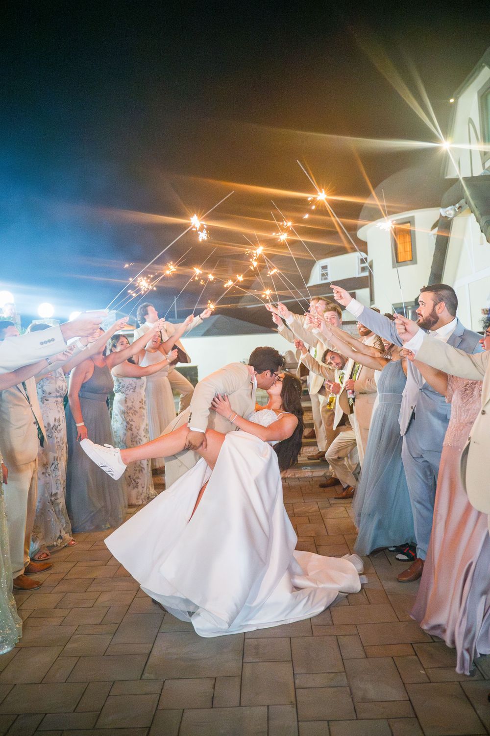 The Perfect Wedding Kiss: A Step-by-Step Guide on How to Nail the Dip ...