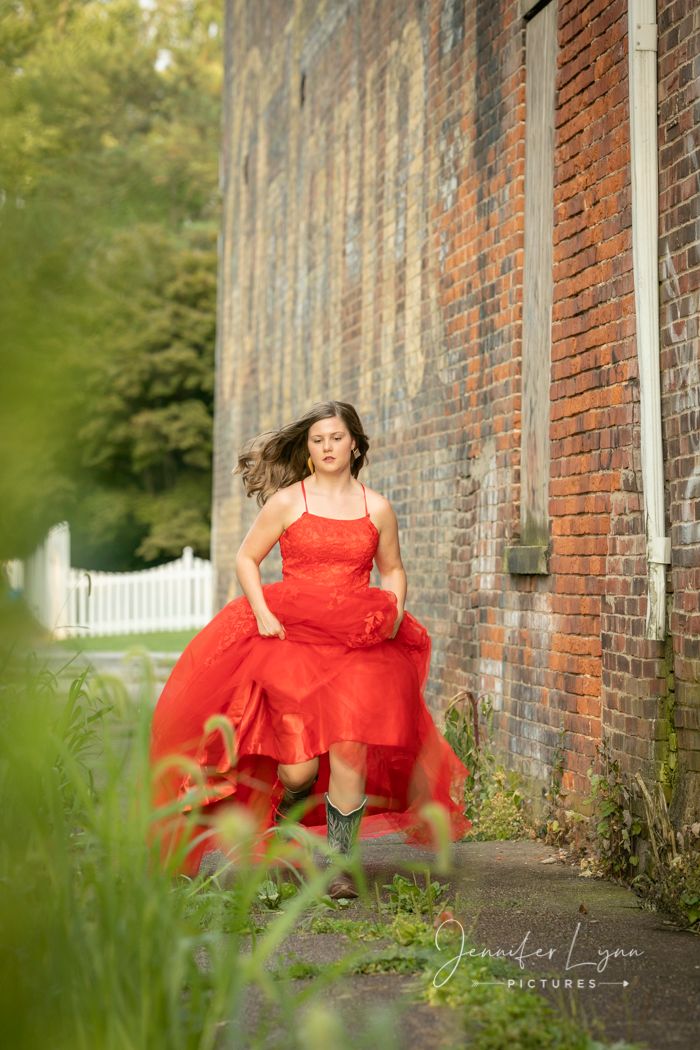 38 Creative Senior Picture Ideas for Girls