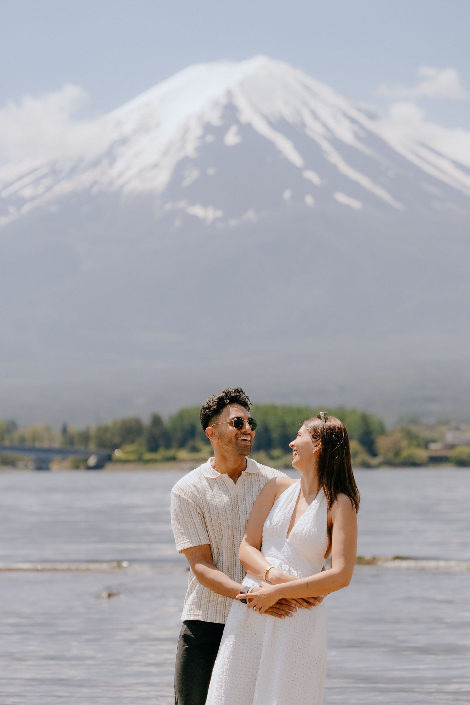 A fairytale proposal photoshoot at Lake Kawaguchiko with Mount Fuji ...