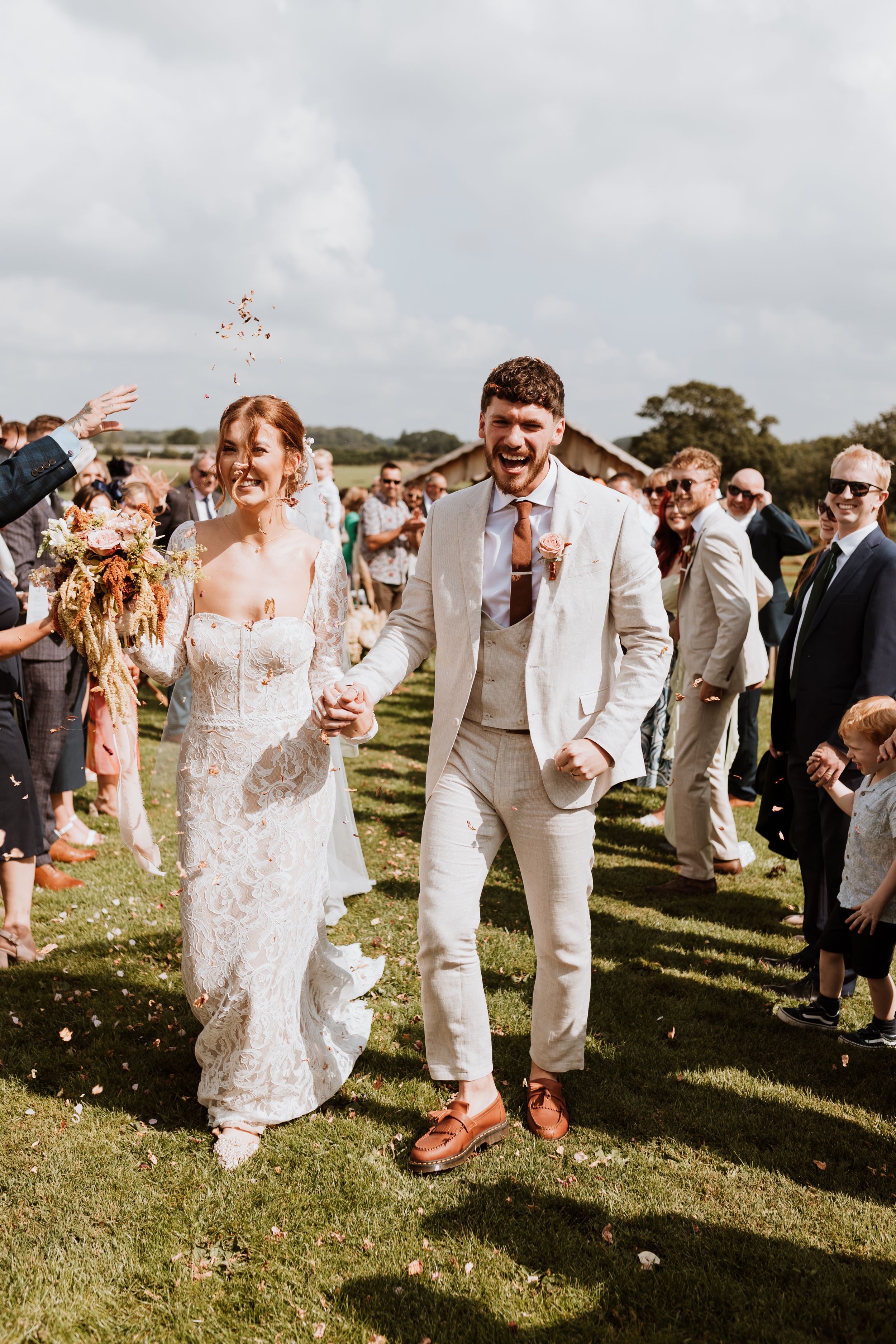 Nailing the Perfect Confetti Throw: Tips and Tricks for a Picture ...