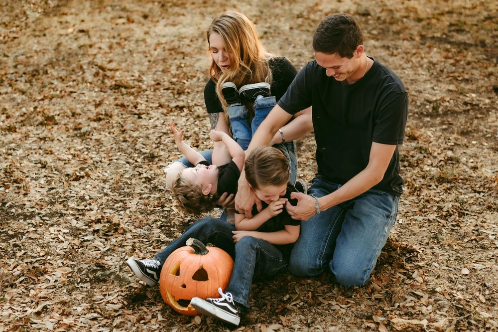 A Super Cute and Spooky Family Session in Seguin, Texas - Katy Montoya ...