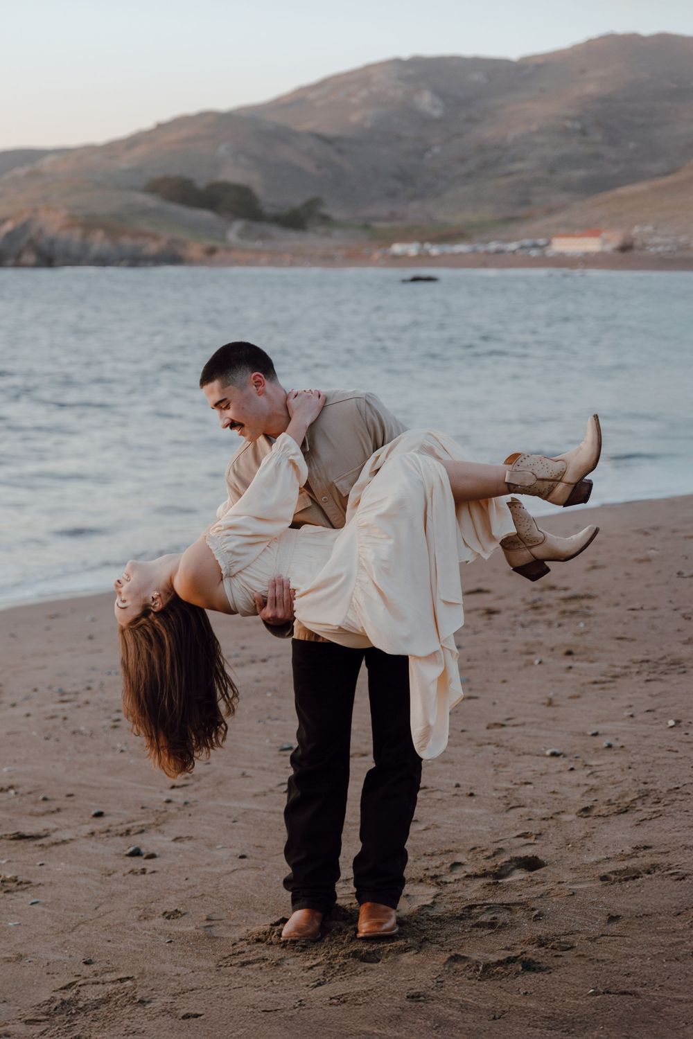 Best Poses for your Engagement Photoshoot - Jennifer Hoehn Photography