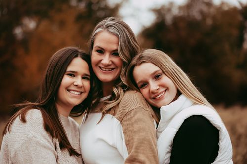 8 Simple tips to Coordinating Outfits for Group Photos - White Bear Company