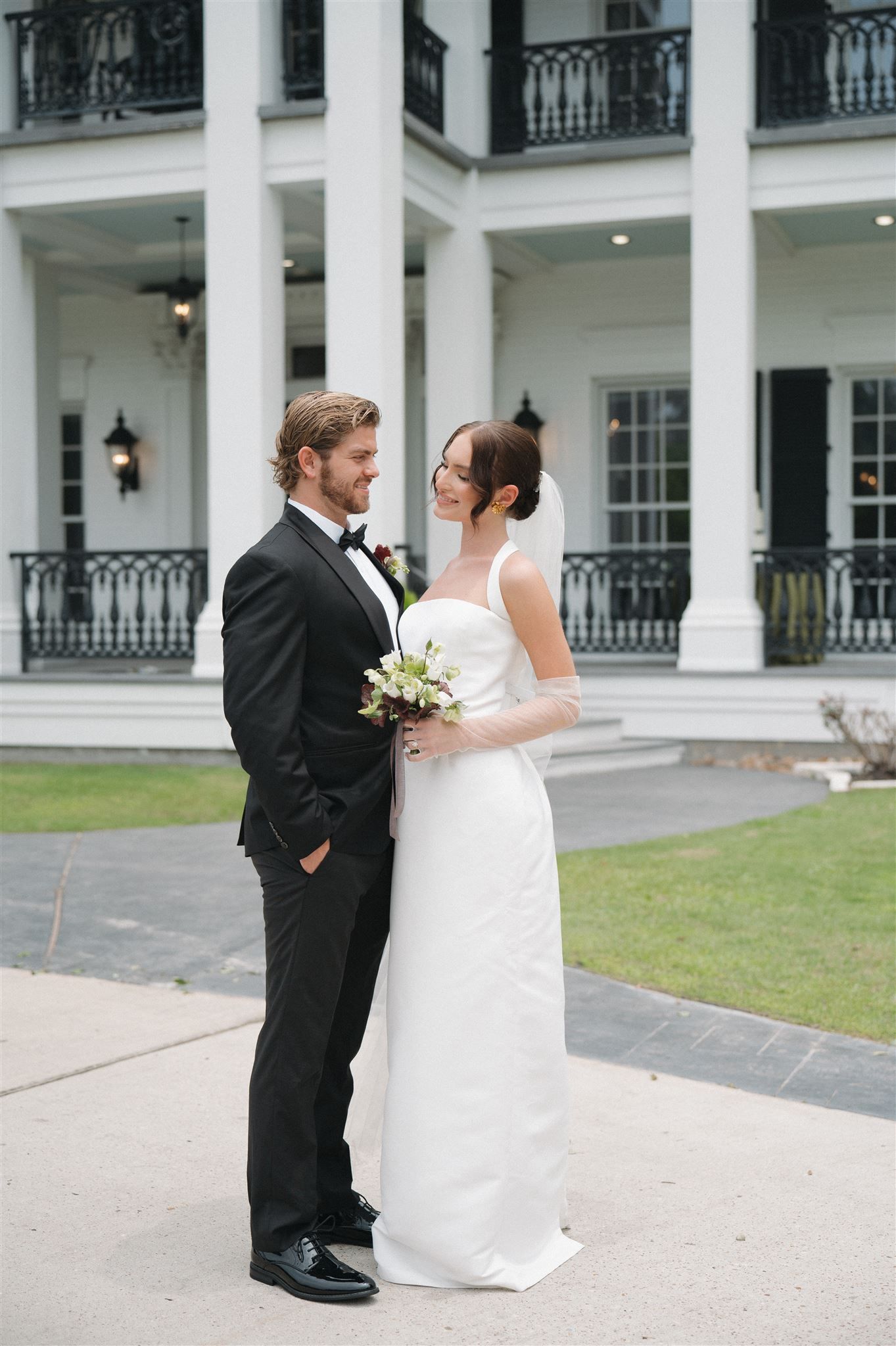A Stunning Sandlewood Manor Wedding: Kendall & Carter's Elegant ...
