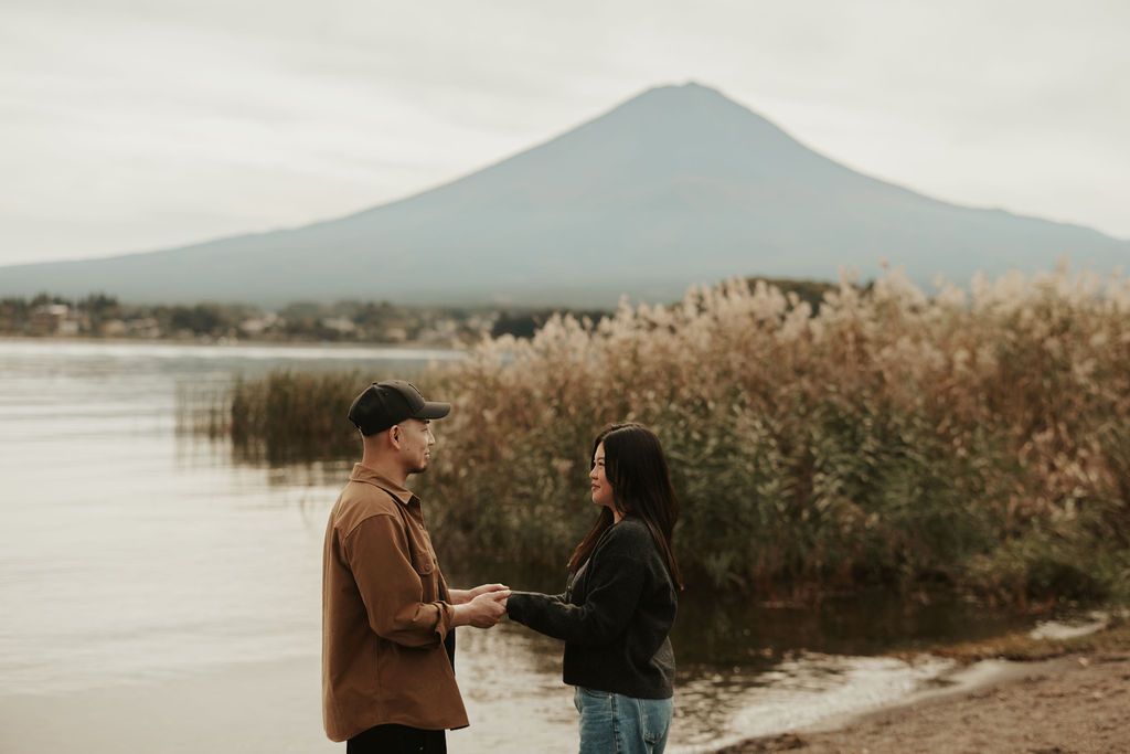 Proposal Photography at Lake Kawaguchiko : Capturing Love Against the ...