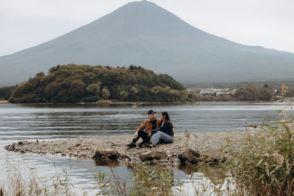 Proposal Photography at Lake Kawaguchiko : Capturing Love Against the ...
