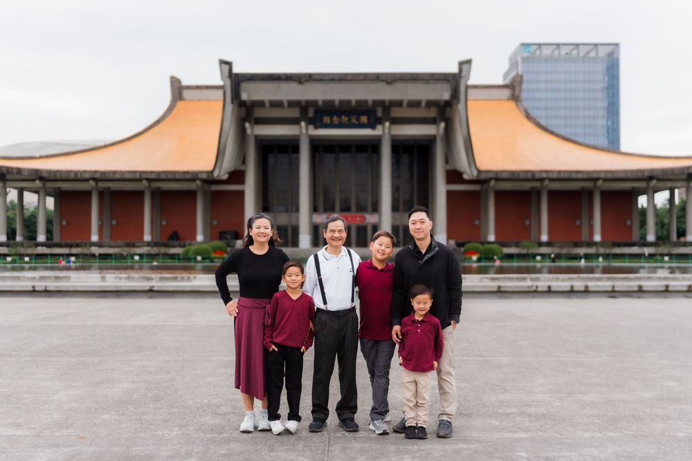 Family Christmas Card Photos in Taiwan at Sun Yat-Sen Memorial Hall and ...