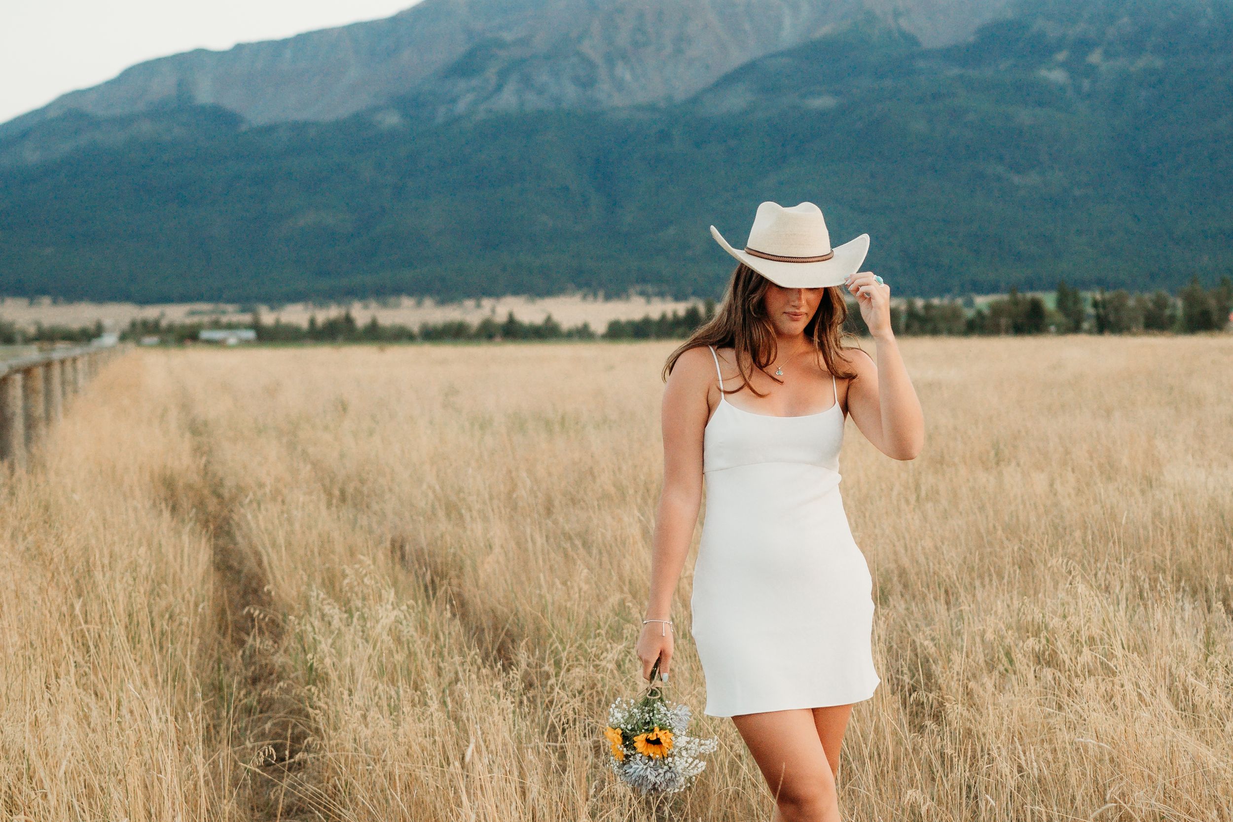 What to Wear for Senior Pictures at Wallowa Lake and Joseph, Oregon ...