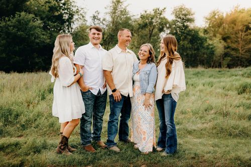 8 Simple tips to Coordinating Outfits for Group Photos - White Bear Company