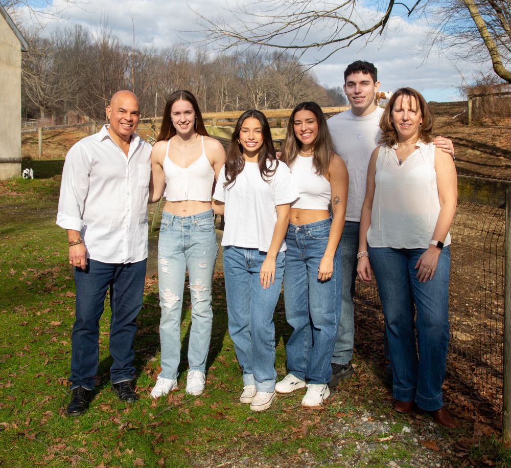 Néstor, Chrissy, Cataryna, Nestie and Isabella - ajourney