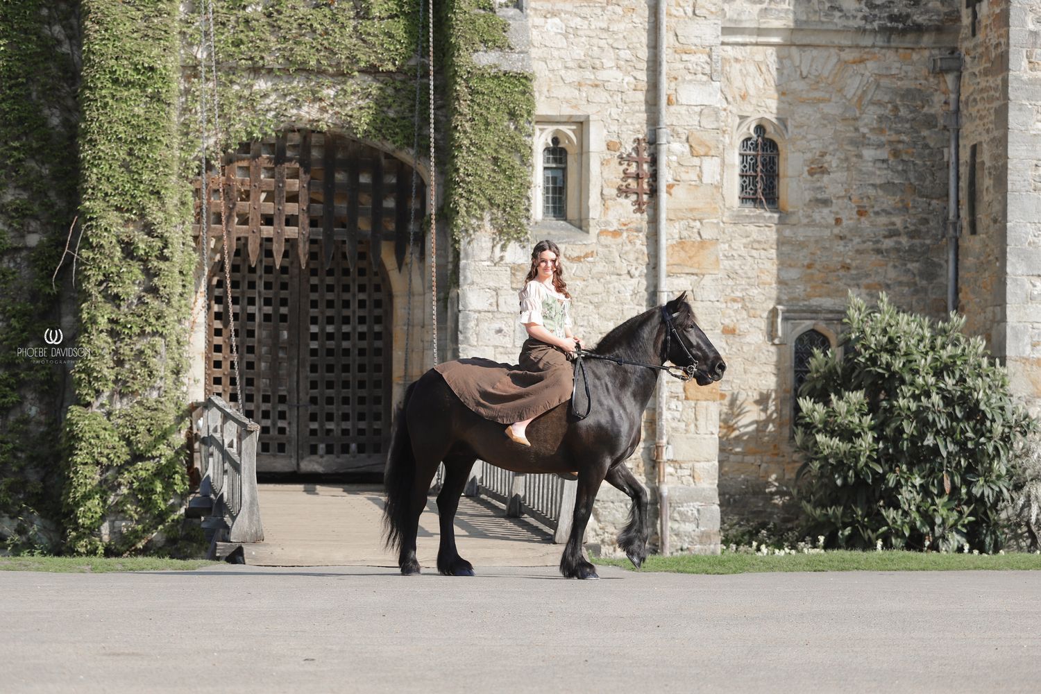 Hever Castle shoots 2025 - Phoebe Davidson Photography