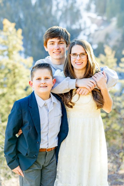 Early Spring Large Family Session in the Mountains near Colorado Springs - Eden's Glow Photography