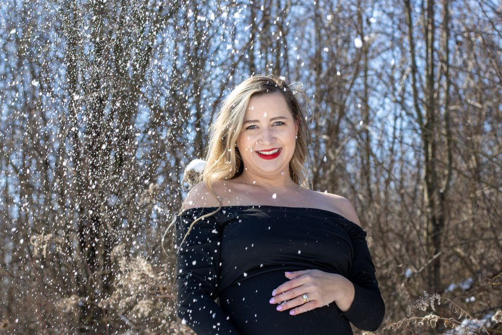 The Challenge of Capturing Solo Maternity Sessions in the Snow ...