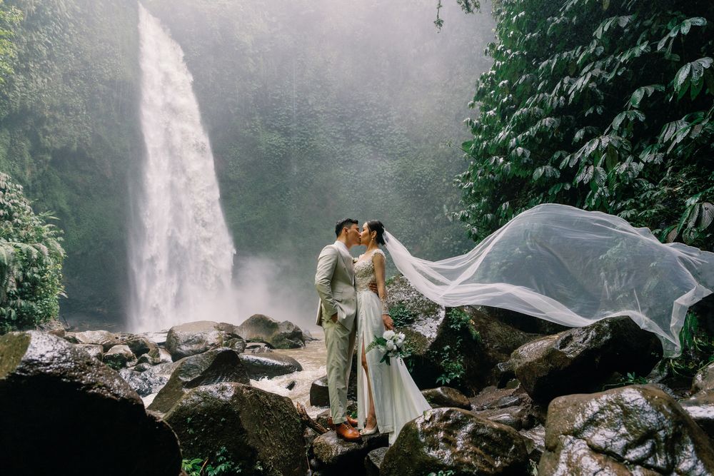 J&B: Nungnung Waterfall Elopement - Kadek Artayasa