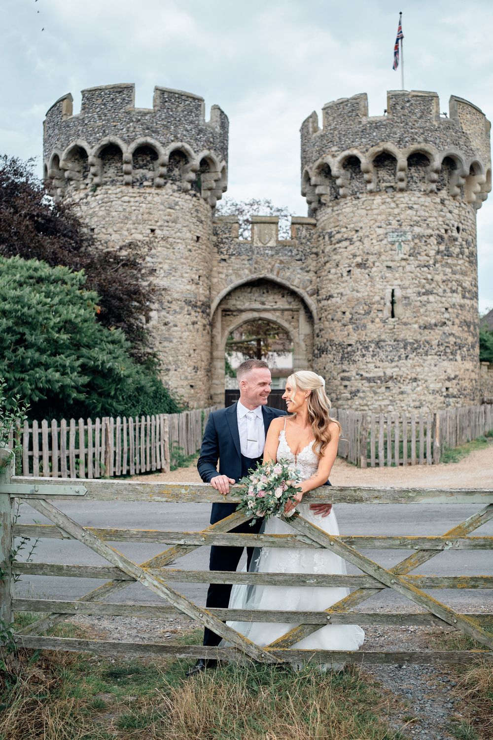 Cooling Castle - Lisa & Paul - Howling Basset Wedding Photography
