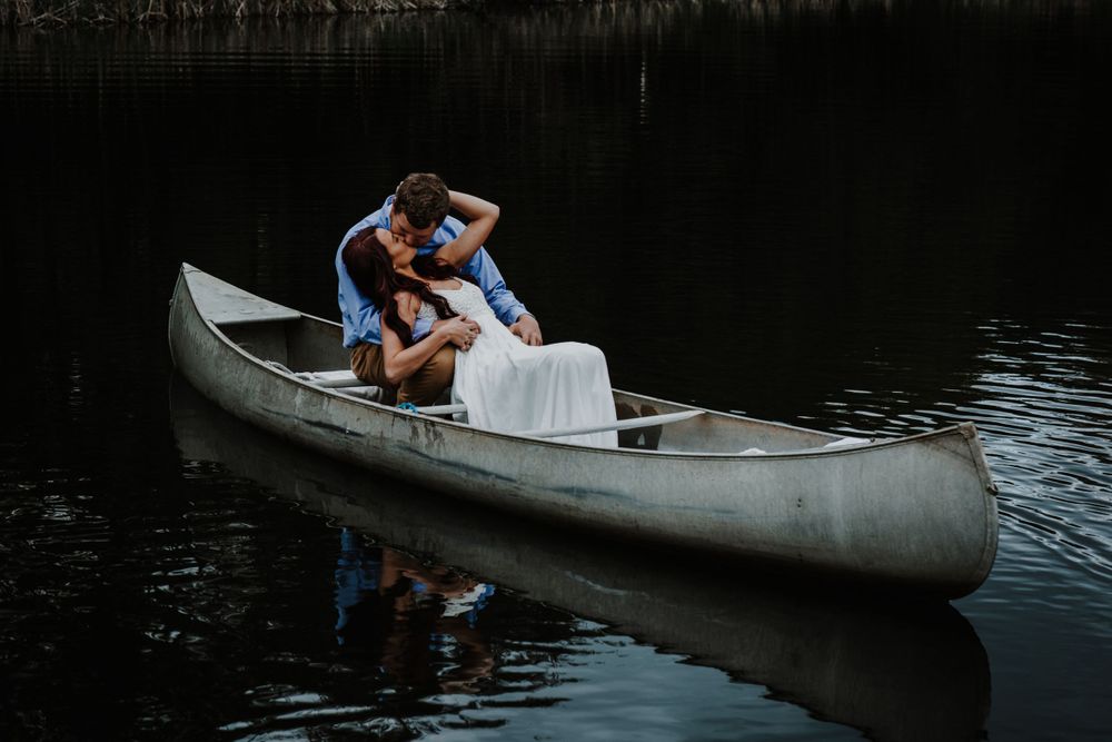 Lakeside Canoe Engagement Session | Kentucky - Scarlett Michele Photography