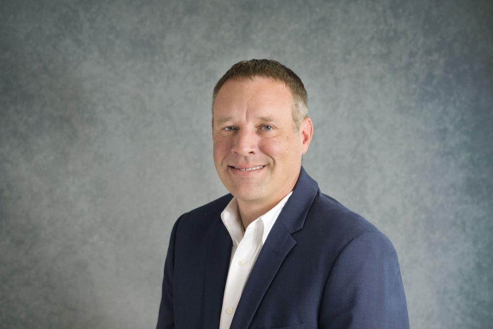 Bathroom Selfie VS. Professional Headshot - Mjoy photos