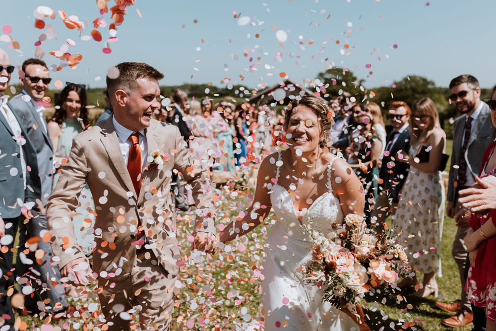 Nailing the Perfect Confetti Throw: Tips and Tricks for a Picture ...