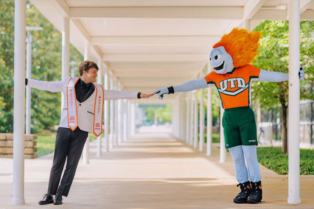UTD Mascot Reveal - Graduation Tradition for Temoc - Eric Aaberg ...