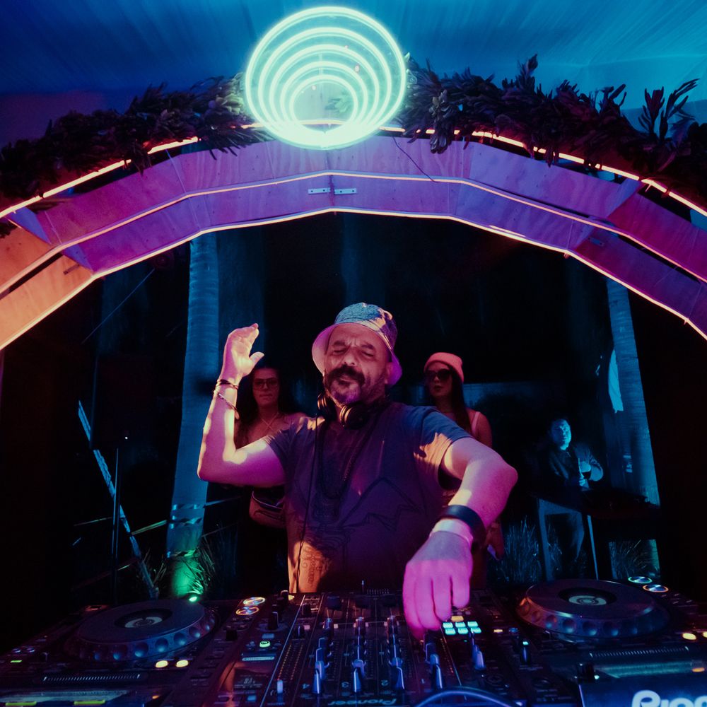 Live Connection 1 Year - Arturo Gómez