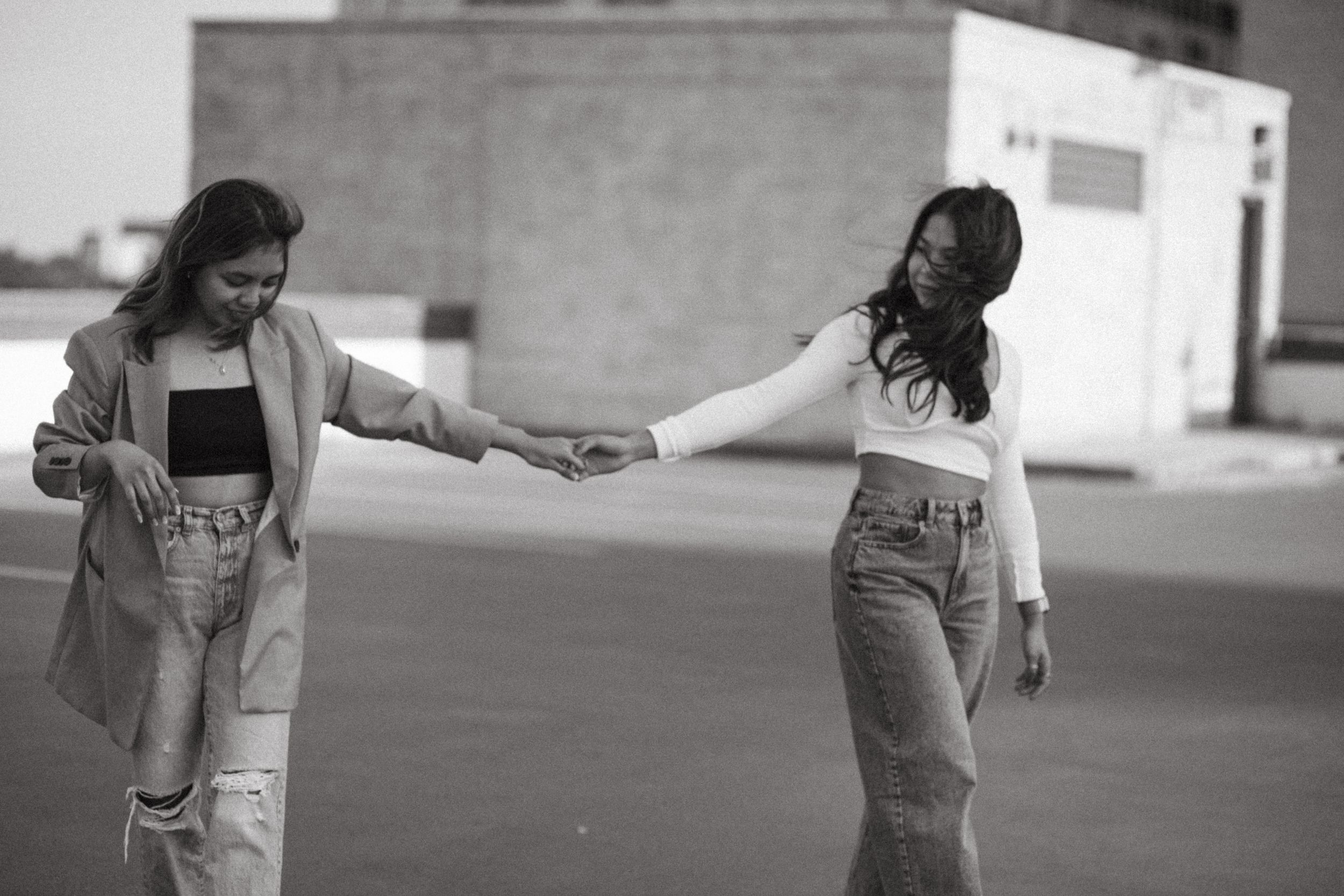 Emily & Jessica - Regina, Saskatchewan Best-friend Photoshoot - Alyssa ...