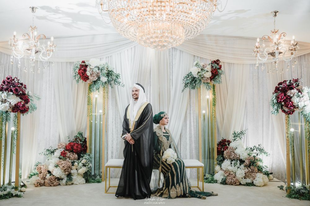 10 Easy Poses for Couples in Wedding Photos - Natasha Kasim Photography