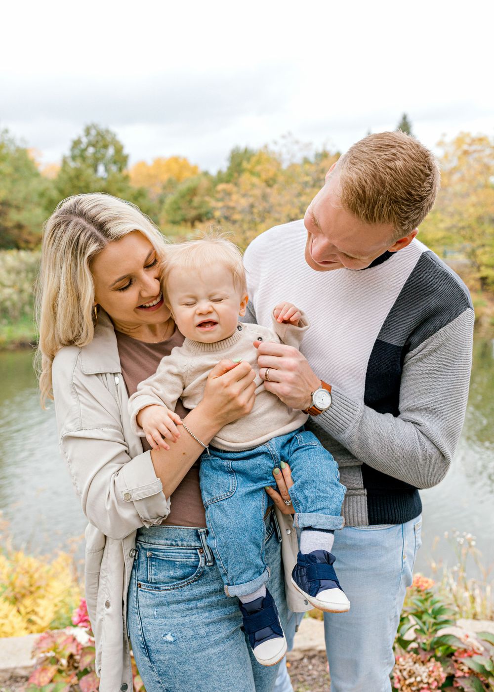 Paulina, Alex, and Baby O | Fun, Fall Family Session | Vernon Hills, IL ...