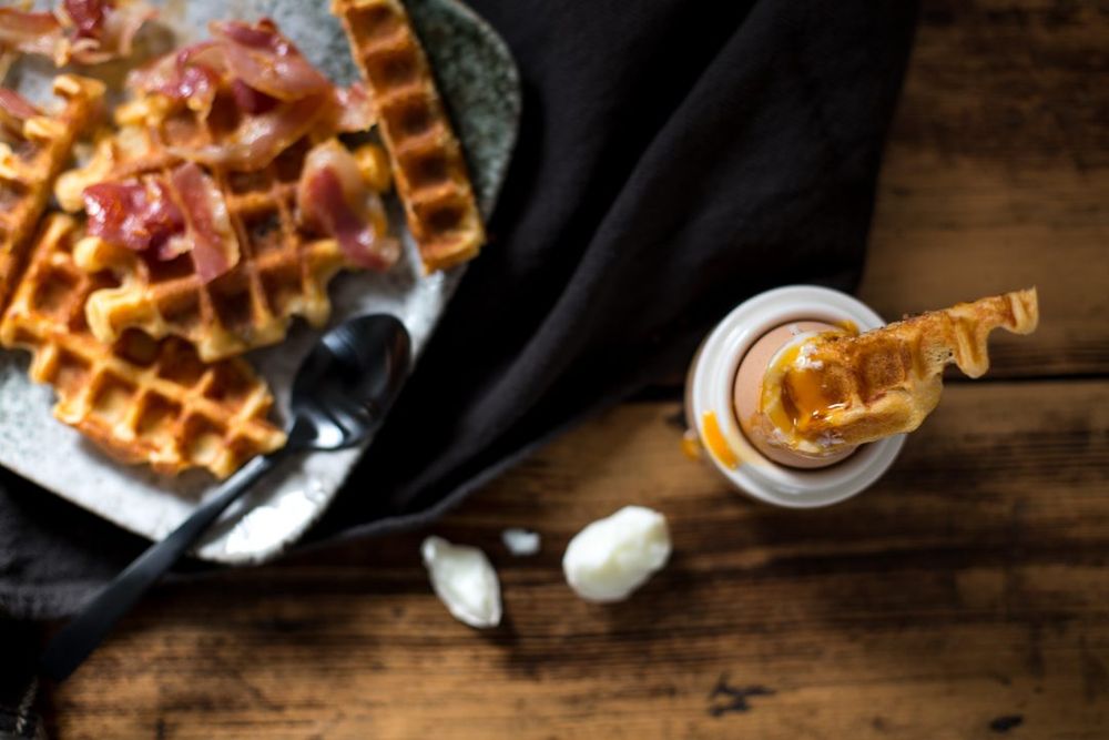 OEUF À LA COQUE, MOUILLETTES DE GAUFRES À LA PATATE DOUCE ET PARMESAN ...