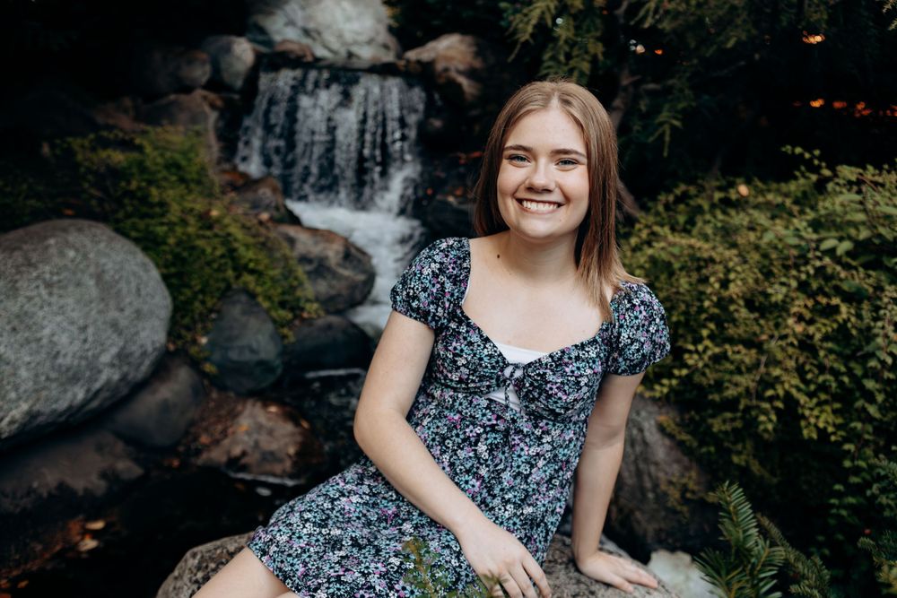 How to Choose the Perfect Senior Portrait Outfit - Arielle Roth Photography
