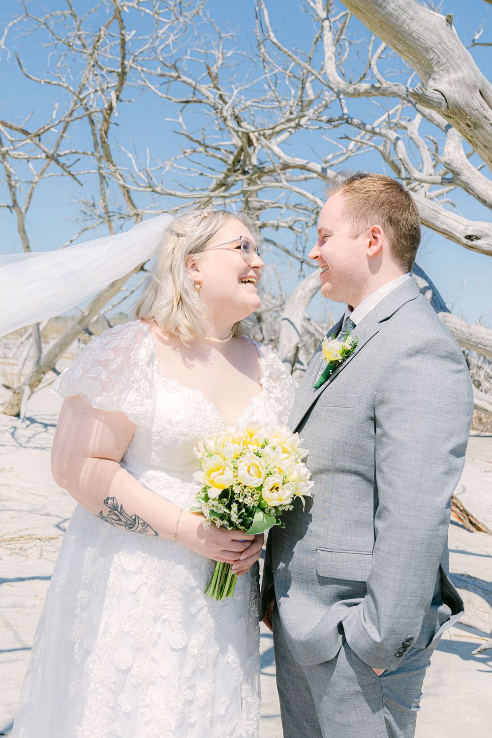 Afternoon Elopement on DRIFTWOOD BEACH | SAVANNA + GAGE | Jekyll Island ...
