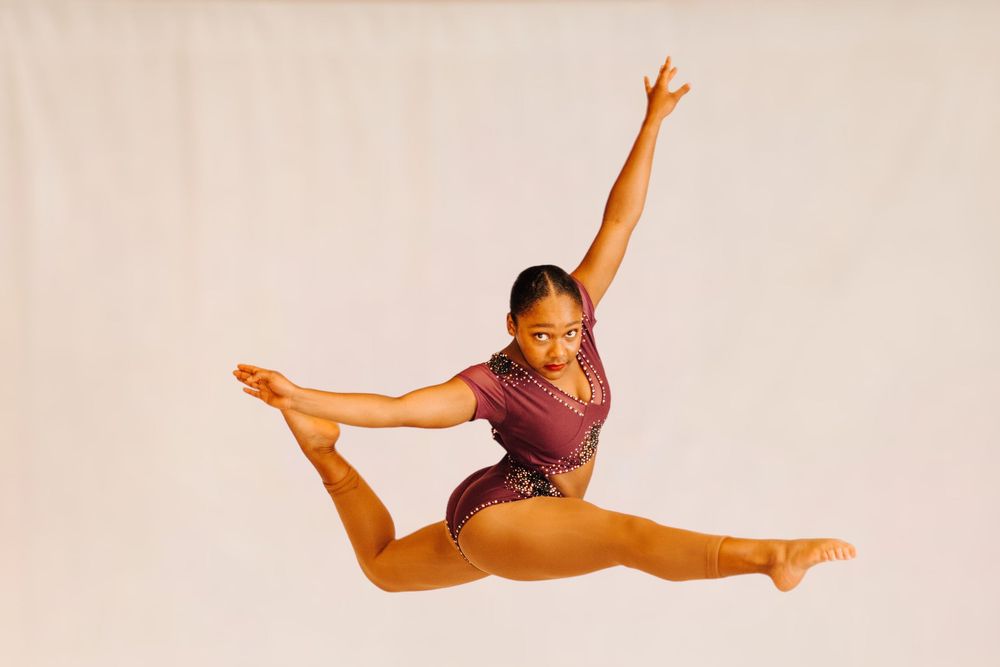 Dance Portrait Pose Inspiration - Family Photos by Aliza