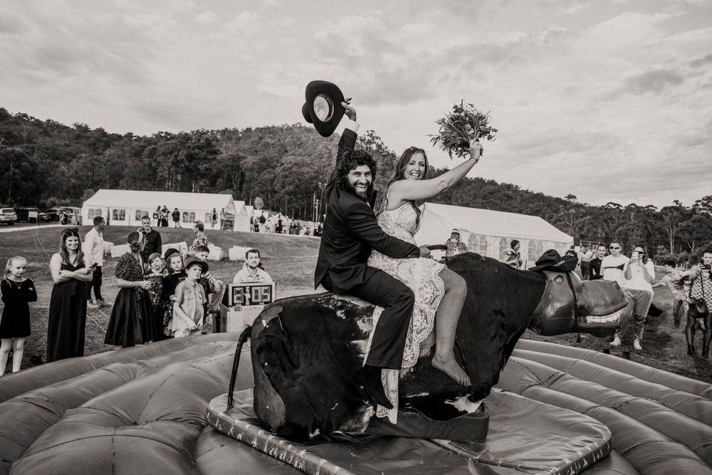 Country Wedding come Epic Carnival, in Pappinbarra: Brett + Deb ...