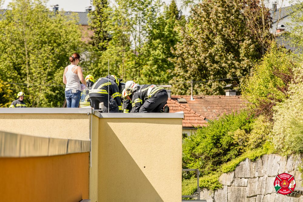 Verletzte Person von Dach gerettet - Feuerwehr Bad Schallerbach